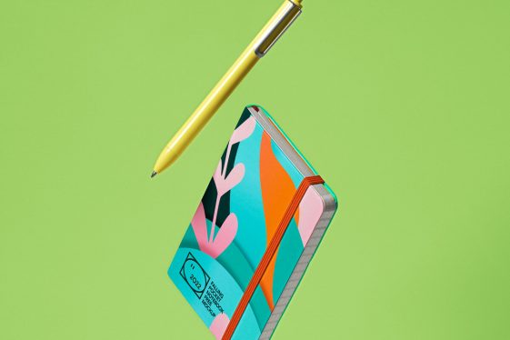 Free Falling Pocket Notebook Mockup PSD - PsFiles