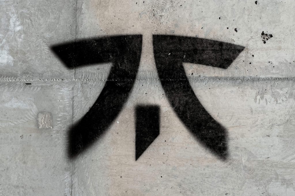 Free Spray Paint Text Logo Mockup Effect Template PSD - PsFiles