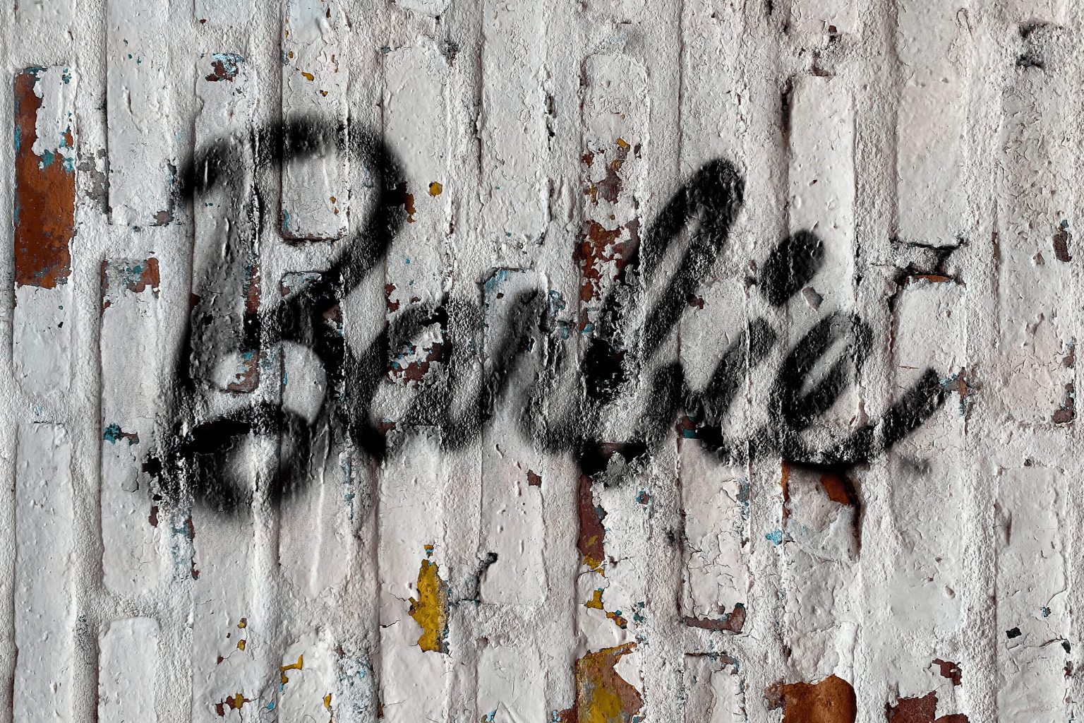 Free Spray Paint Text Logo Mockup Effect Template PSD - PsFiles