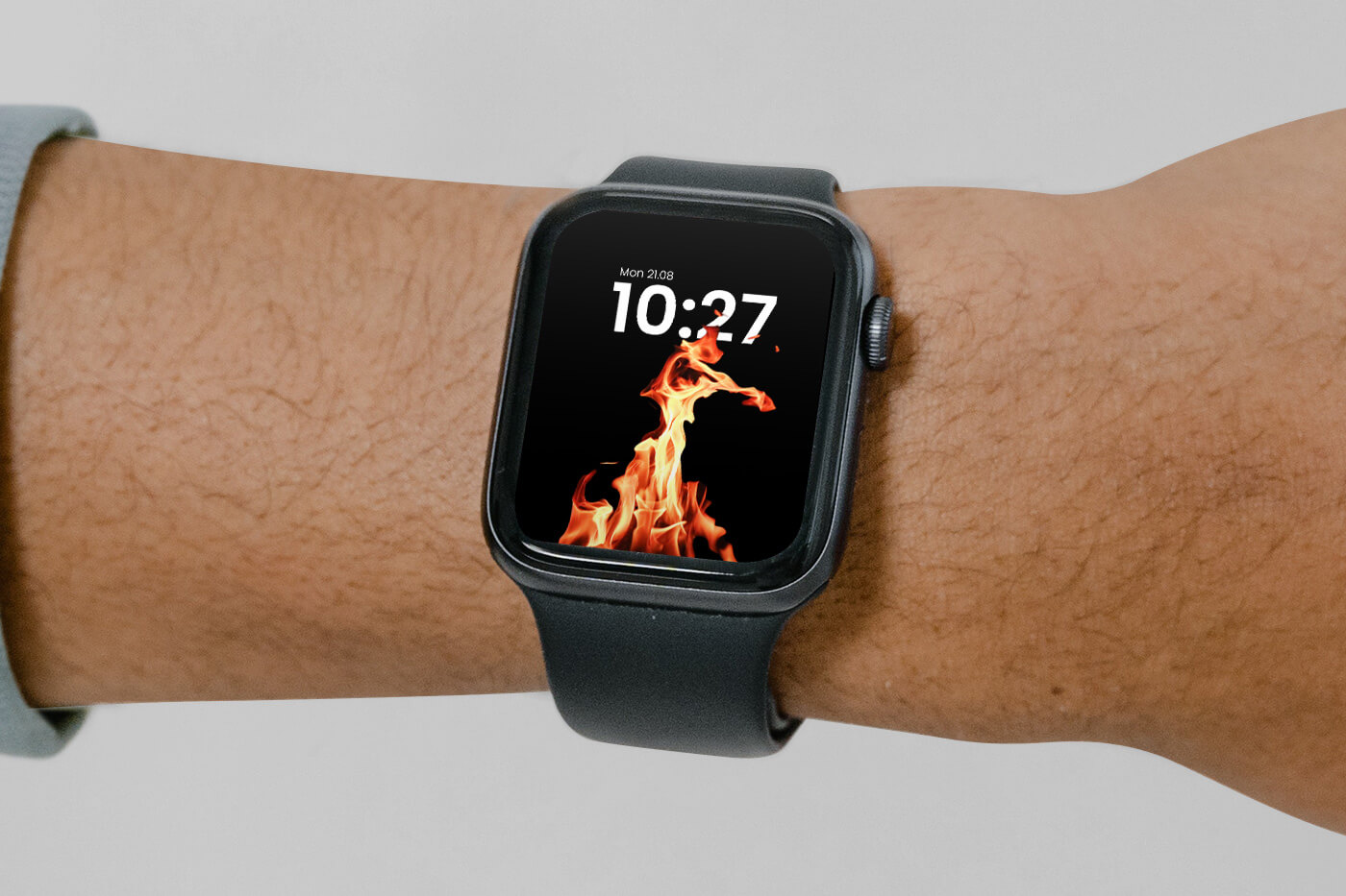 Free Apple Watch on Hand PSD Mockup - PsFiles